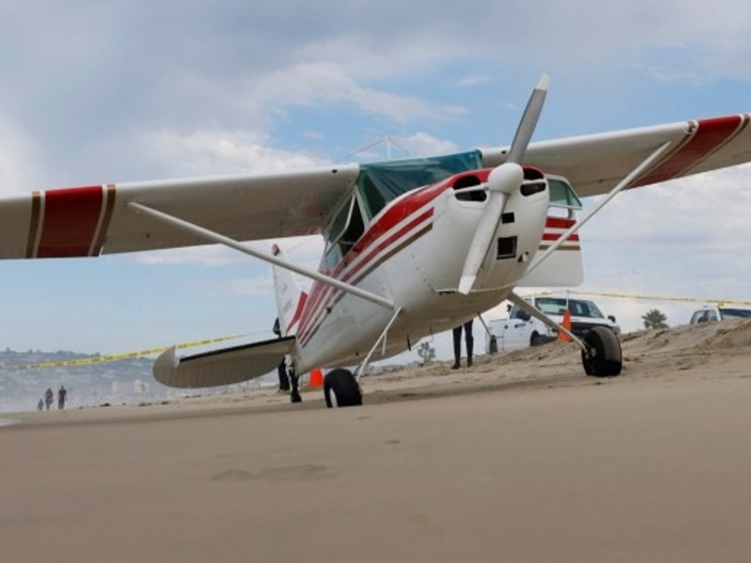 Due to engine failure: Cessna makes emergency landing on beach