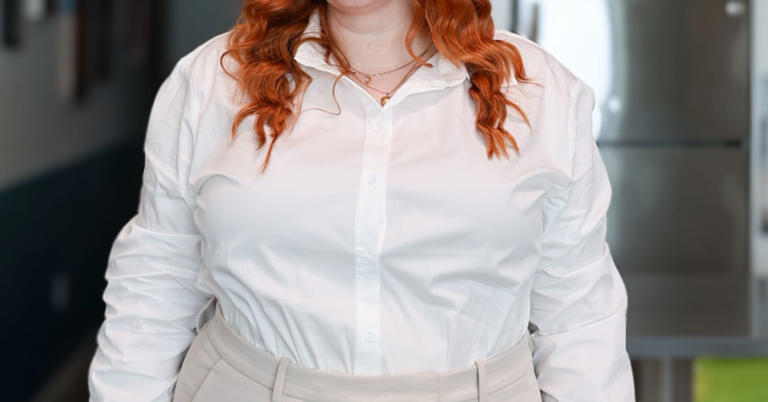 I teach people how to pose in photos: Follow 7 rules to look more ...