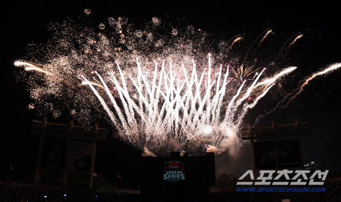 The final of the LG Twins' opening ceremony is fireworks