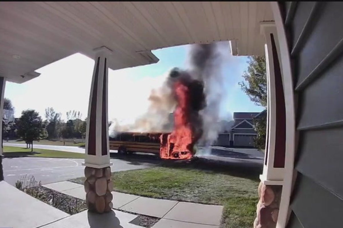 Quick-thinking mom saves school kids from burning bus