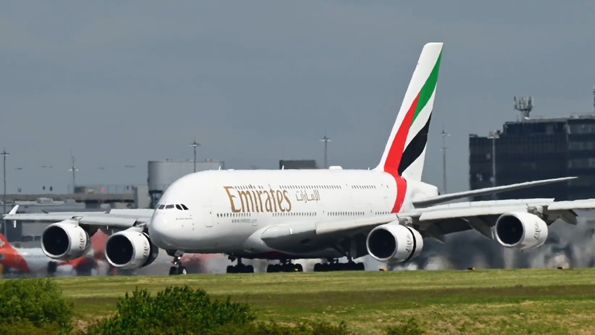 Crosswinds Hit Airbus A380 During Landing