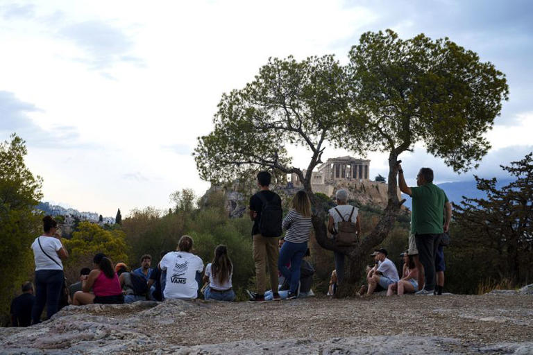 Strong rise in non-EU tourists boosts Greece’s travel sector amid drop ...