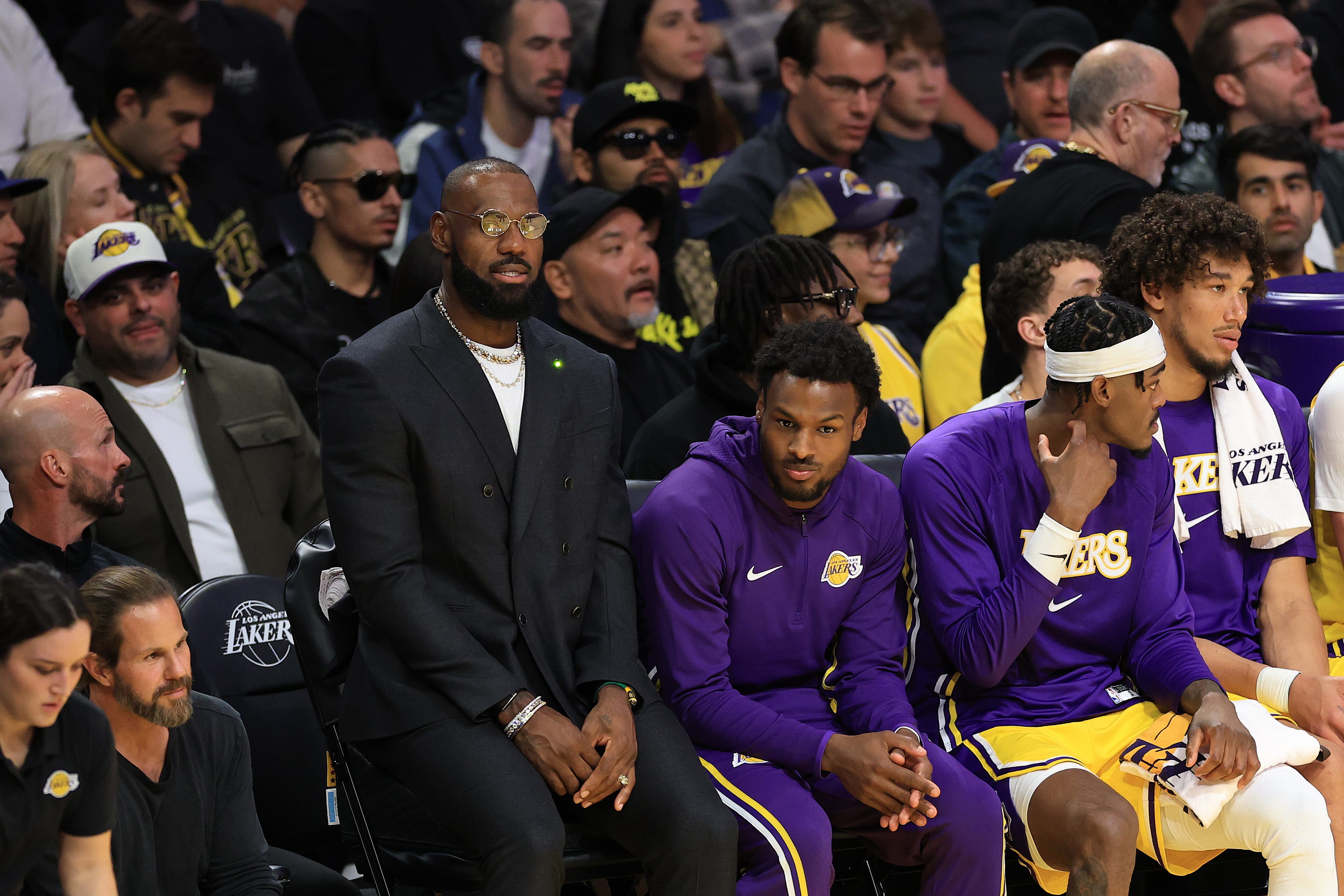 LeBron's unenthusiastic body language on Lakers bench alarmed fans