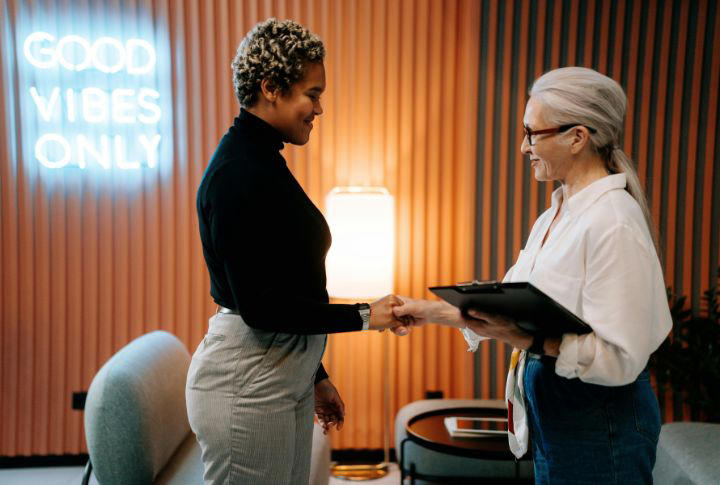 What Do Smart Women Avoid Doing In Public?