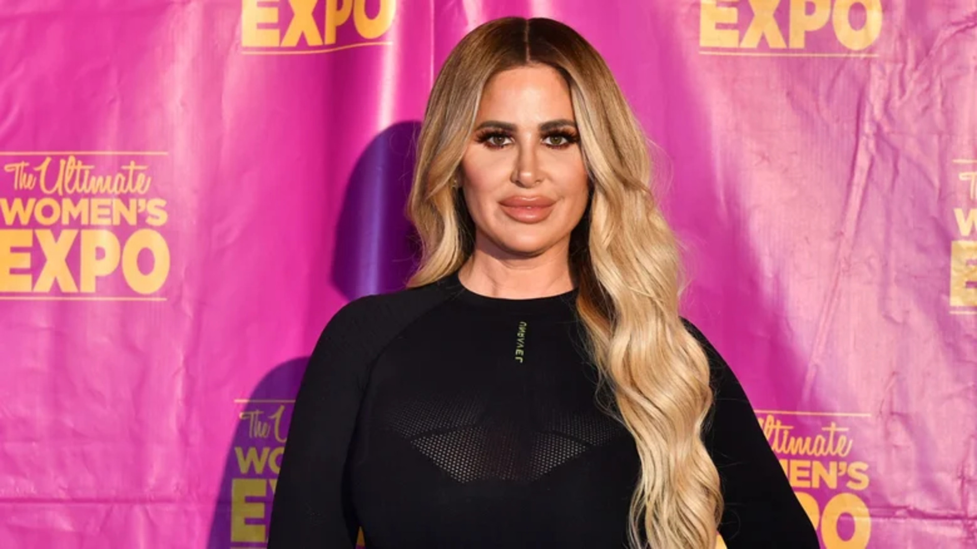 Kim Zolciak Looks Effortlessly Chic Showing Her Real Hair