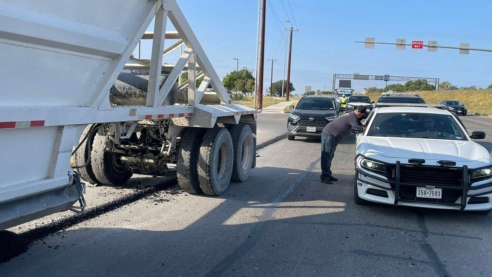 18-wheeler spills asphalt along I-35 in San Marcos, crews working to ...