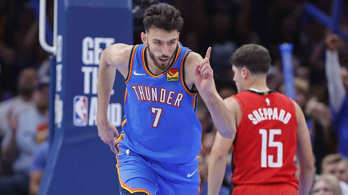 Thunder’s Chet Holmgren showing off ring in front of ex-stars without ...