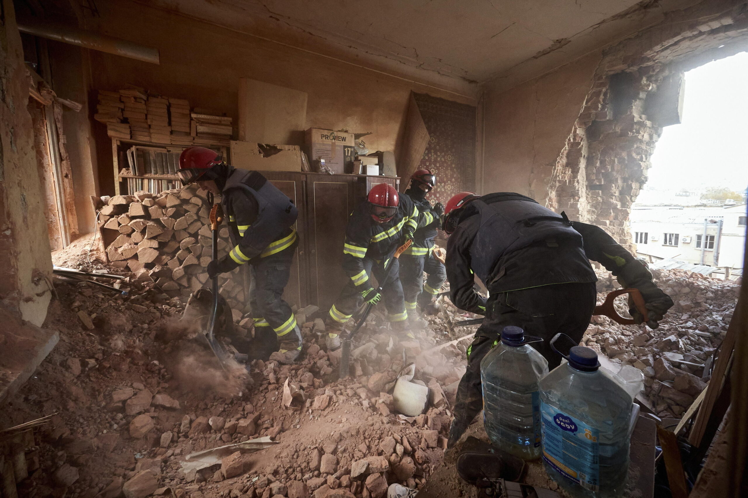 Ucraina, Mosca bombarda un asilo a Kharkiv: 1 morto. Kiev: «Bambini ...