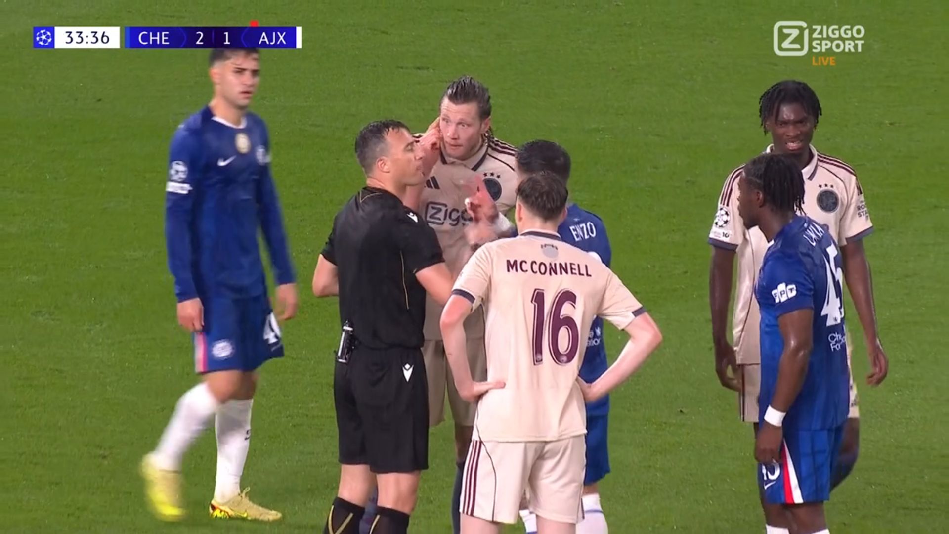 Ontsnapt Chelsea aan rood tegen Ajax? Wout Weghorst doet woedend beklag ...