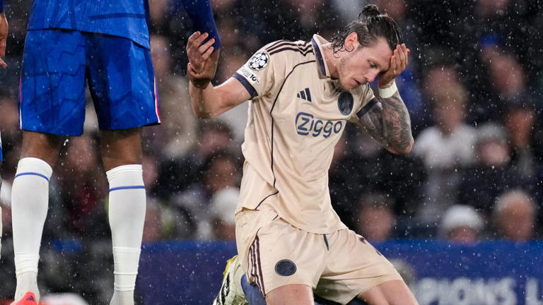 Fans bij Chelsea - Ajax zingen massaal heel pijnlijk spreekkoor over ...