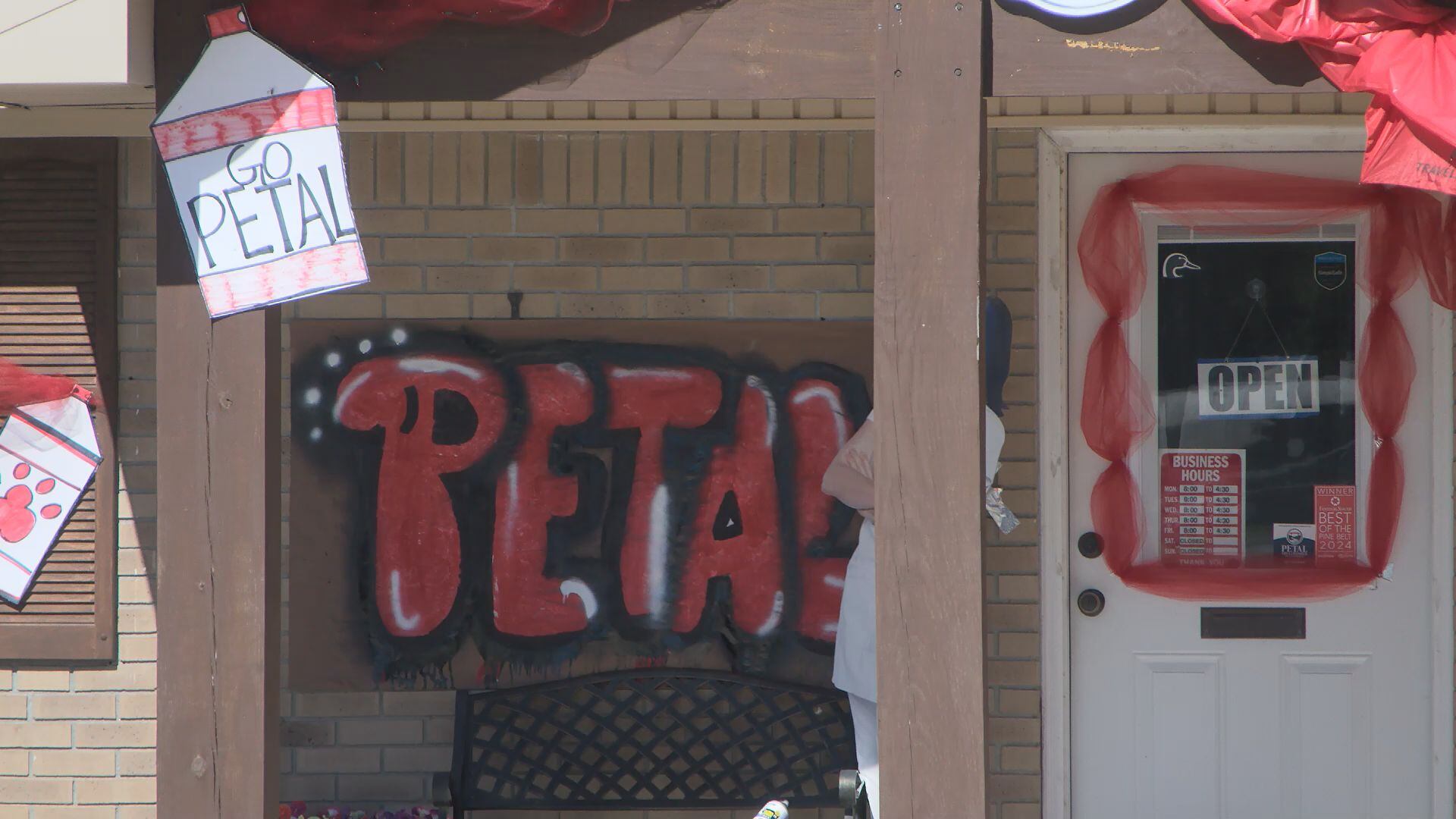 Businesses, residents ‘painting’ Petal ‘red’ for homecoming festivities ...