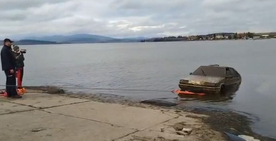 Auto aus Stausee geborgen - Rätsel um Andreas und Max gelöst?