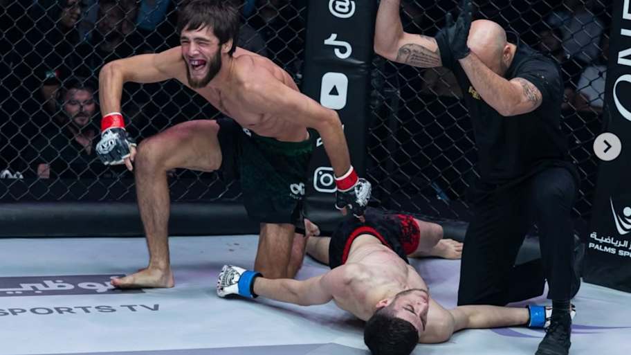 Undefeated MMA fighter impresses UFC legend by savagely choking ...
