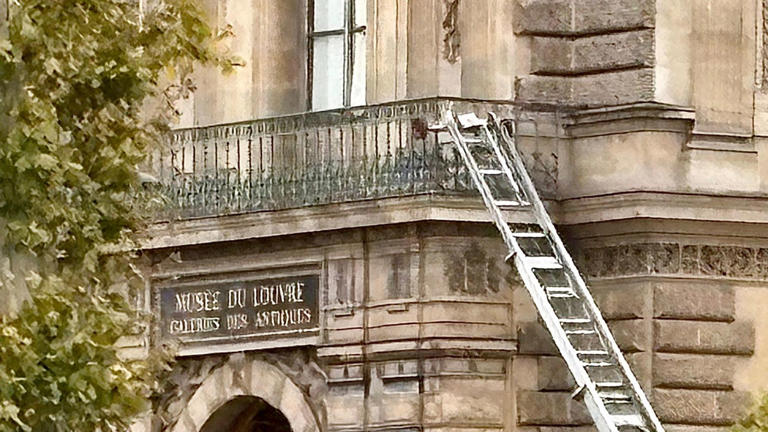 Louvre director offers to resign and admits jewel heist was 'terrible ...