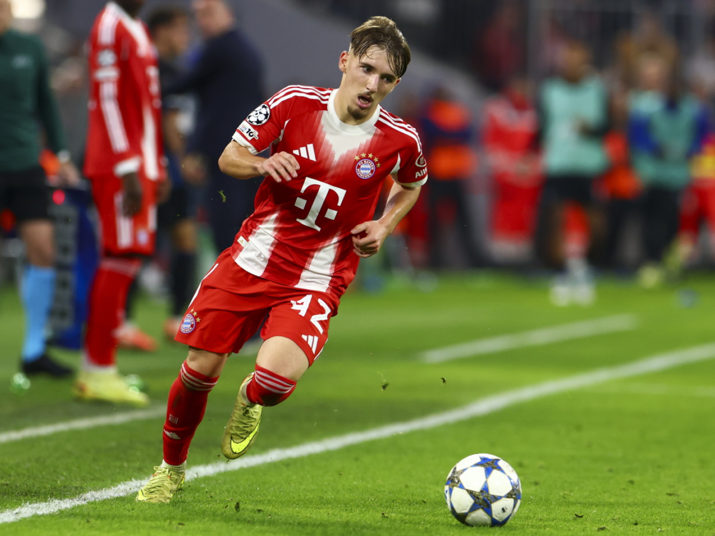 Bayern bleibt souverän, Chelsea und Liverpool torreich