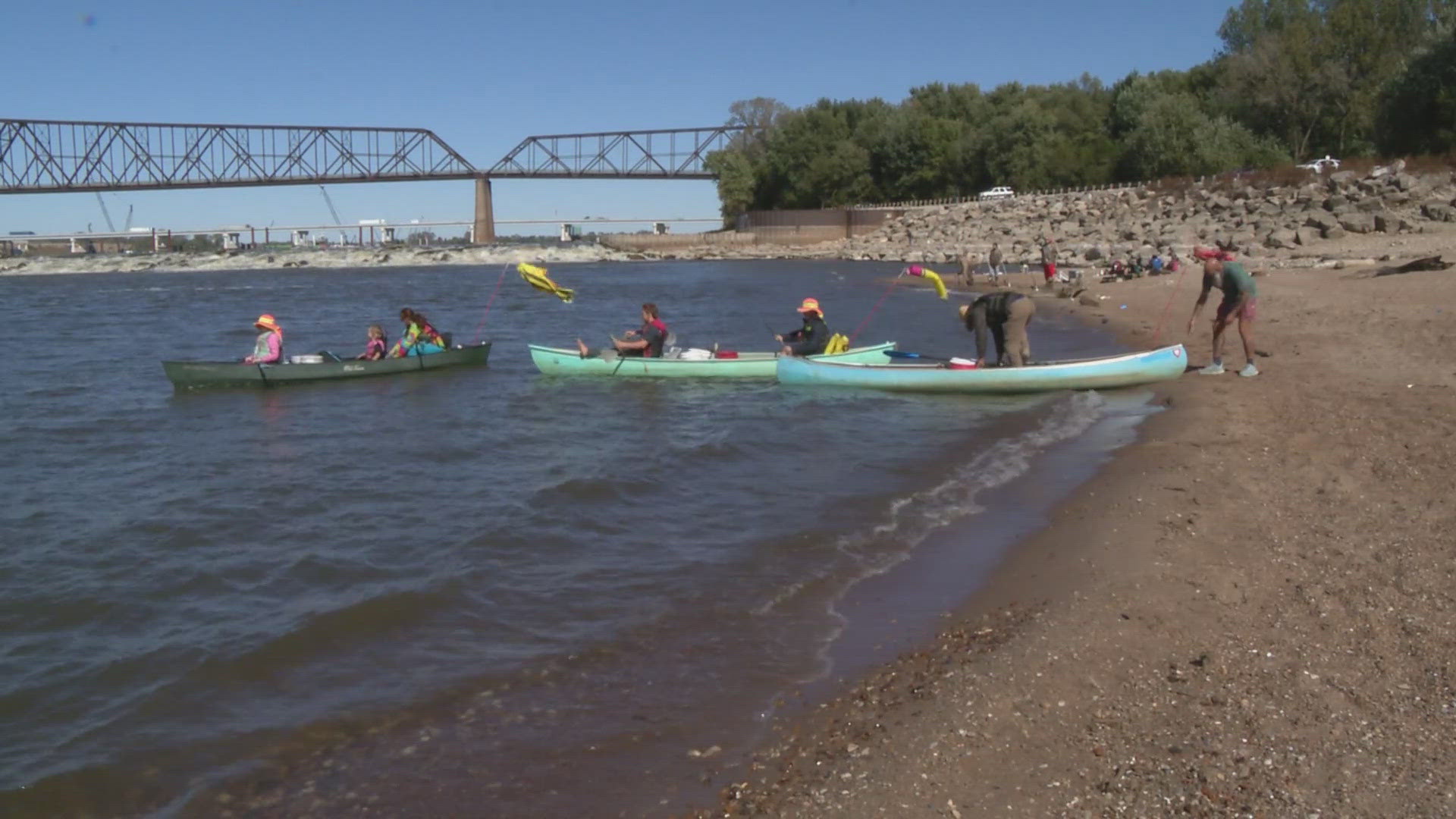Mom and her 7 kids canoe past Gateway Arch on Mississippi River adventure