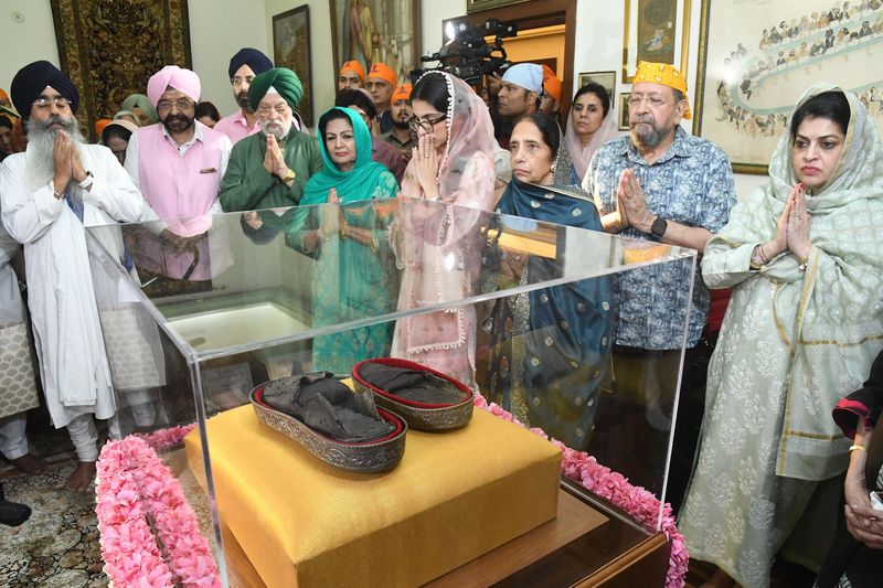 Puri hands over ‘Jore Sahib’ to Gurdwara Moti Bagh in Delhi