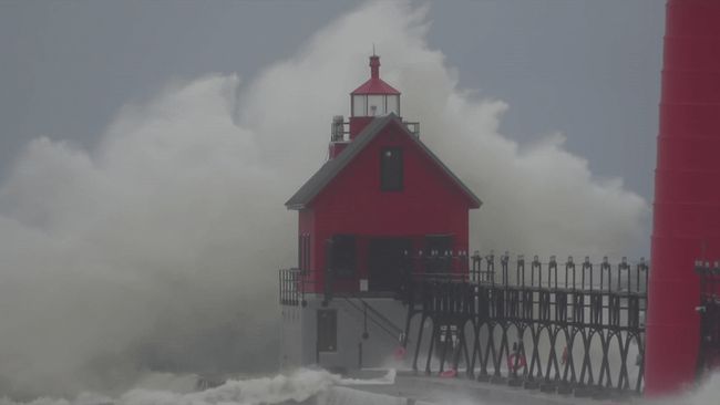 '14-Foot' Waves Crash Against Lighthouses as Gales Whip Up Lake Michigan