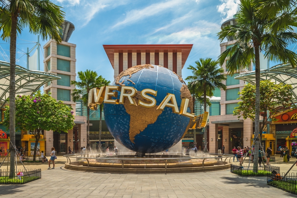 16 American Theme Parks That Shine During November`s Off-Season