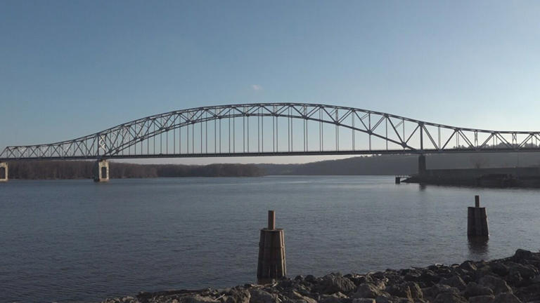 Julien Dubuque Bridge closures postponed to June 10