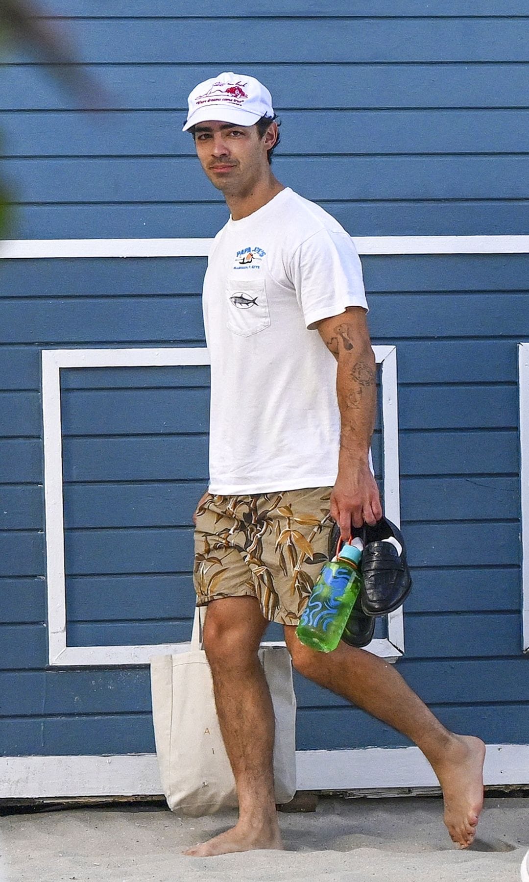 Joe Jonas shows off his six-pack on the beaches of Miami