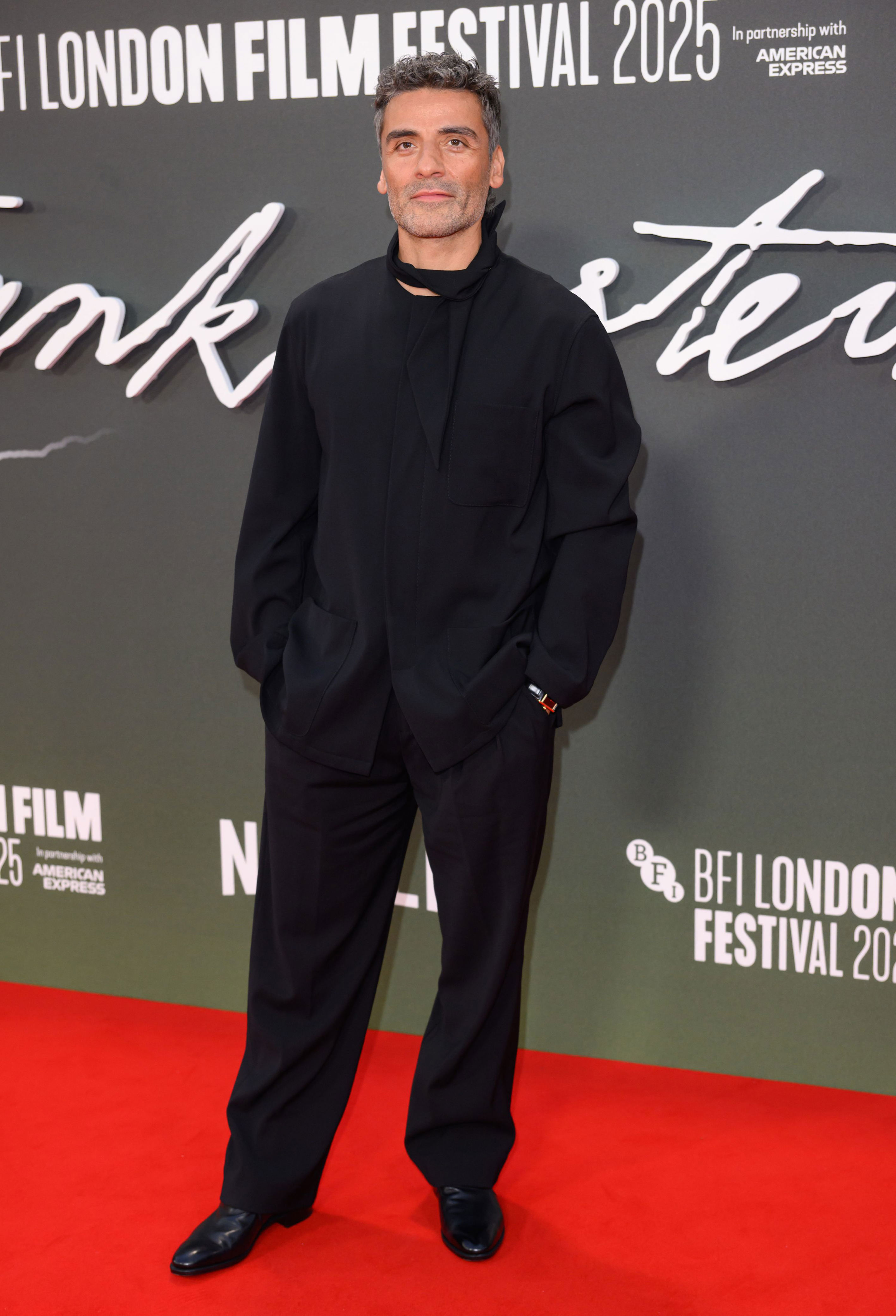 No puedo dejar de pensar en la blusa de lazo que Oscar Isaac llevó en ...