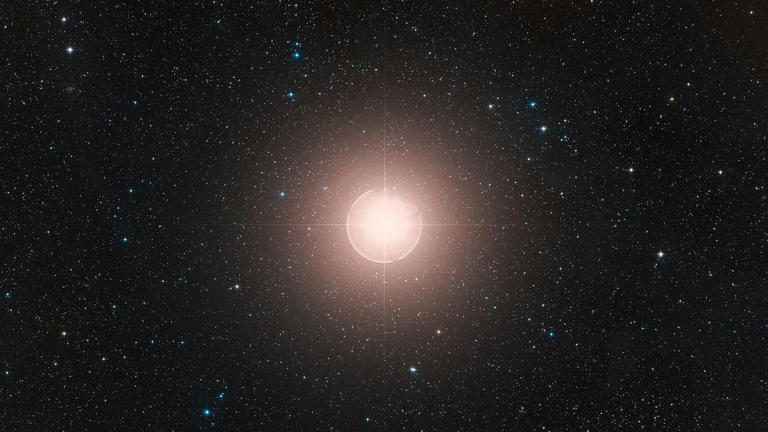 Giant star Betelgeuse has a 'Betelbuddy' — and it's very little indeed