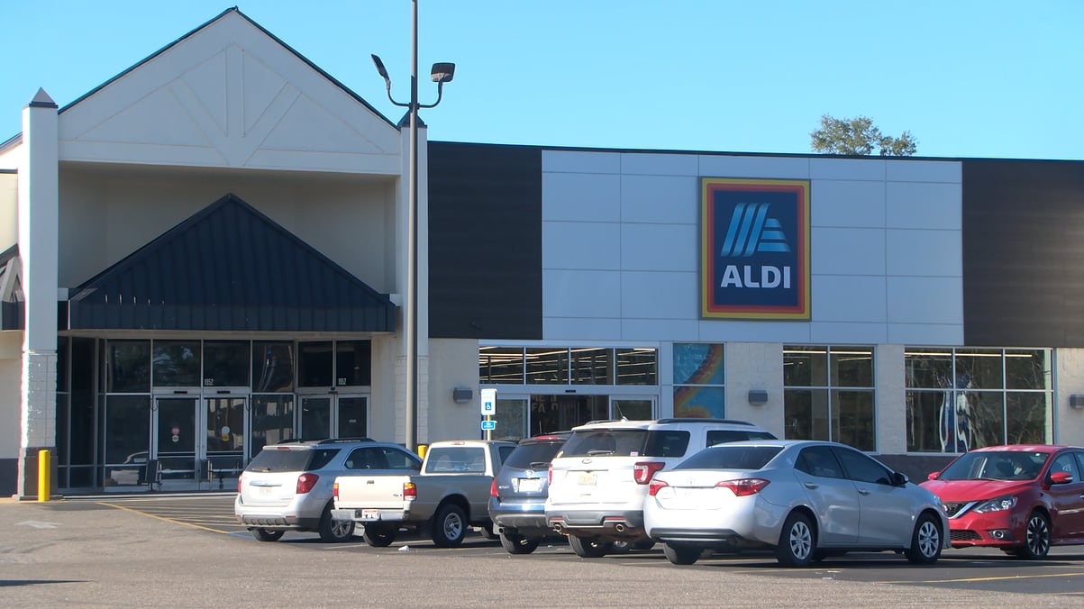 Small carts bring big change as Aldi opens first location in Selma