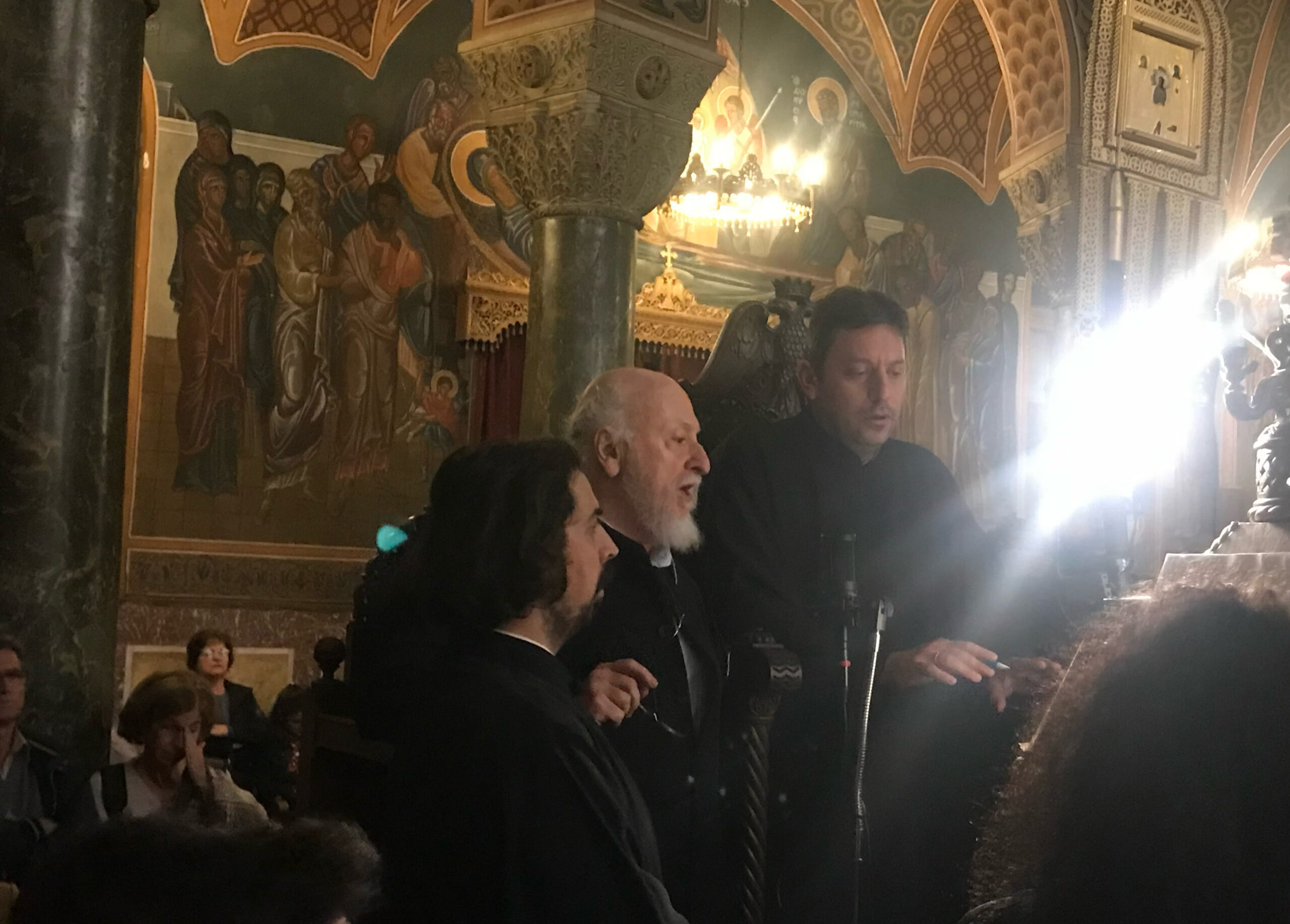 Οταν ο Διονύσης Σαββόπουλος έψαλλε στο Κολωνάκι