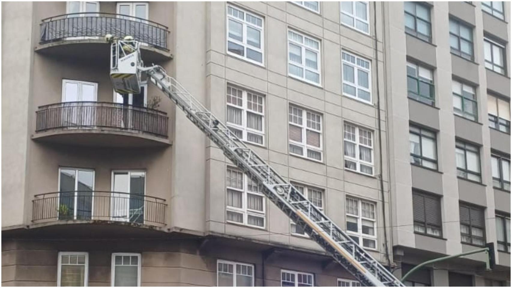 Los bomberos de A Coruña evitan la caída de unos cascotes en la ronda ...