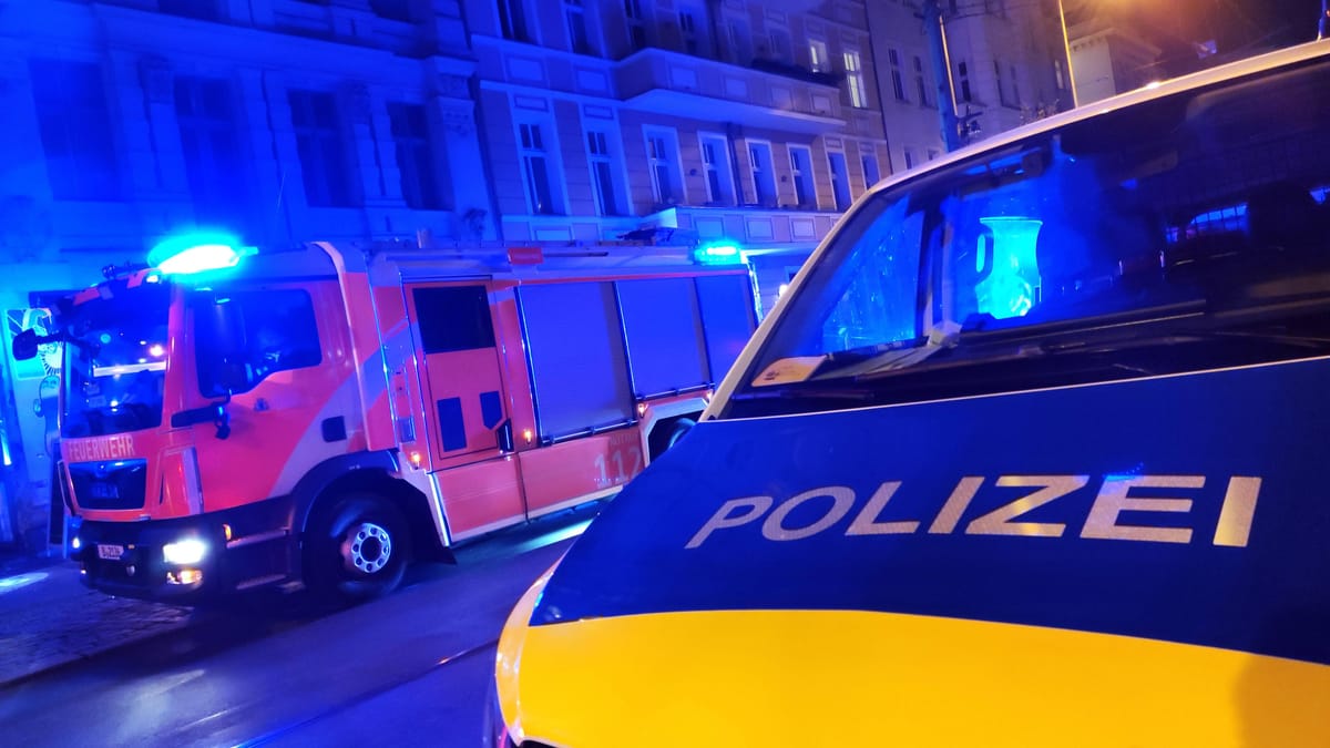 Zimmerbrand in Berlin: Zwei Menschen in Lebensgefahr