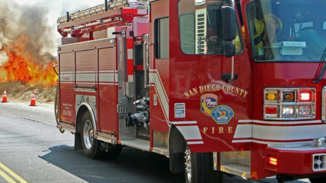 Border 6 fire continues its binational spread near Tecate Peak