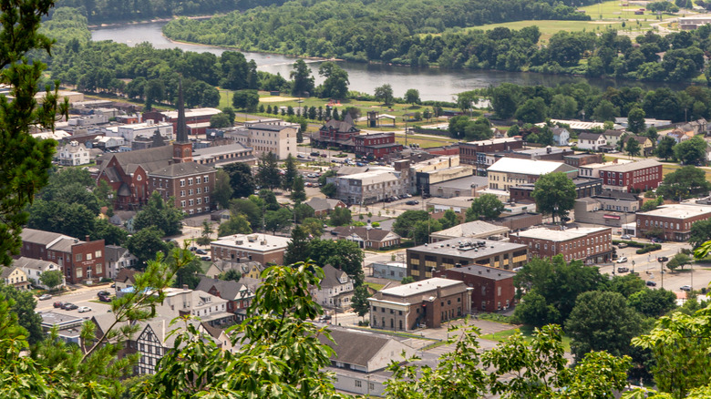 New York's Hidden Hudson Valley City Has A Vibrant Downtown And ...