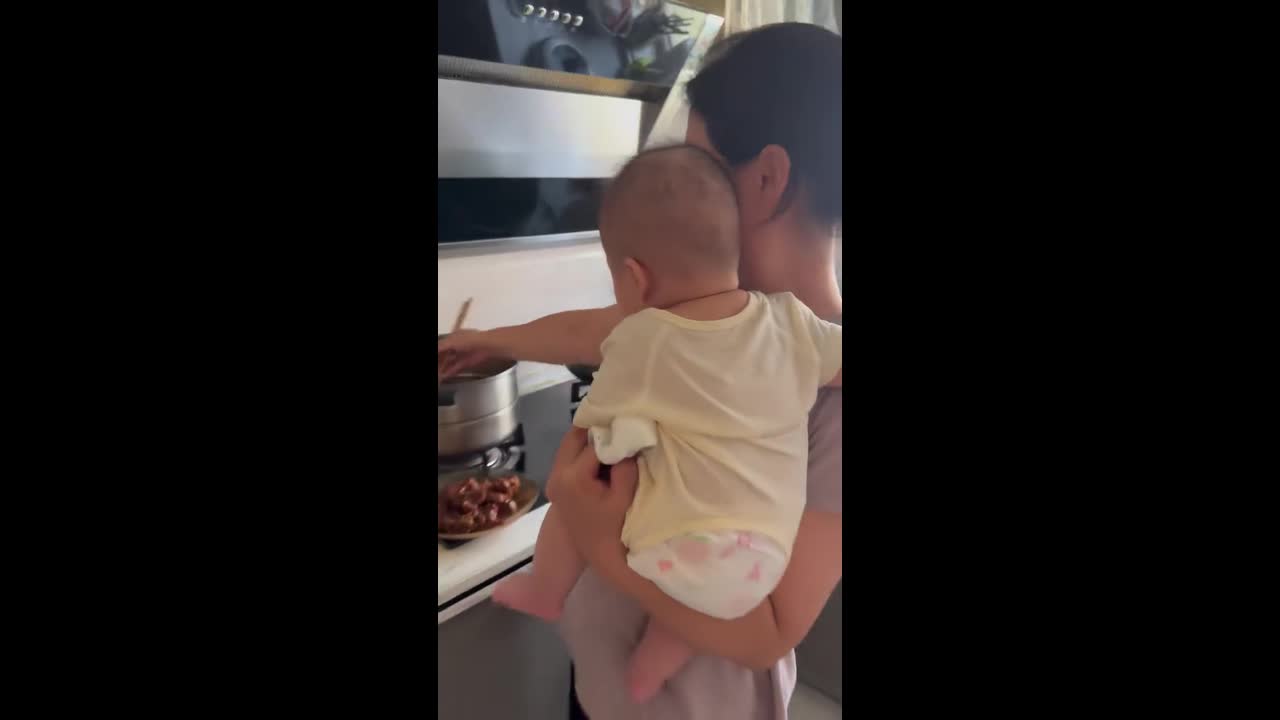 Baby adorably drools over hot pot food in Liaoning, China