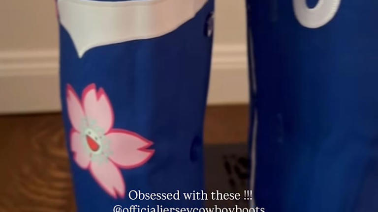 Freddie Freeman's wife Chelsea shows off insane Dodgers boots for Game ...