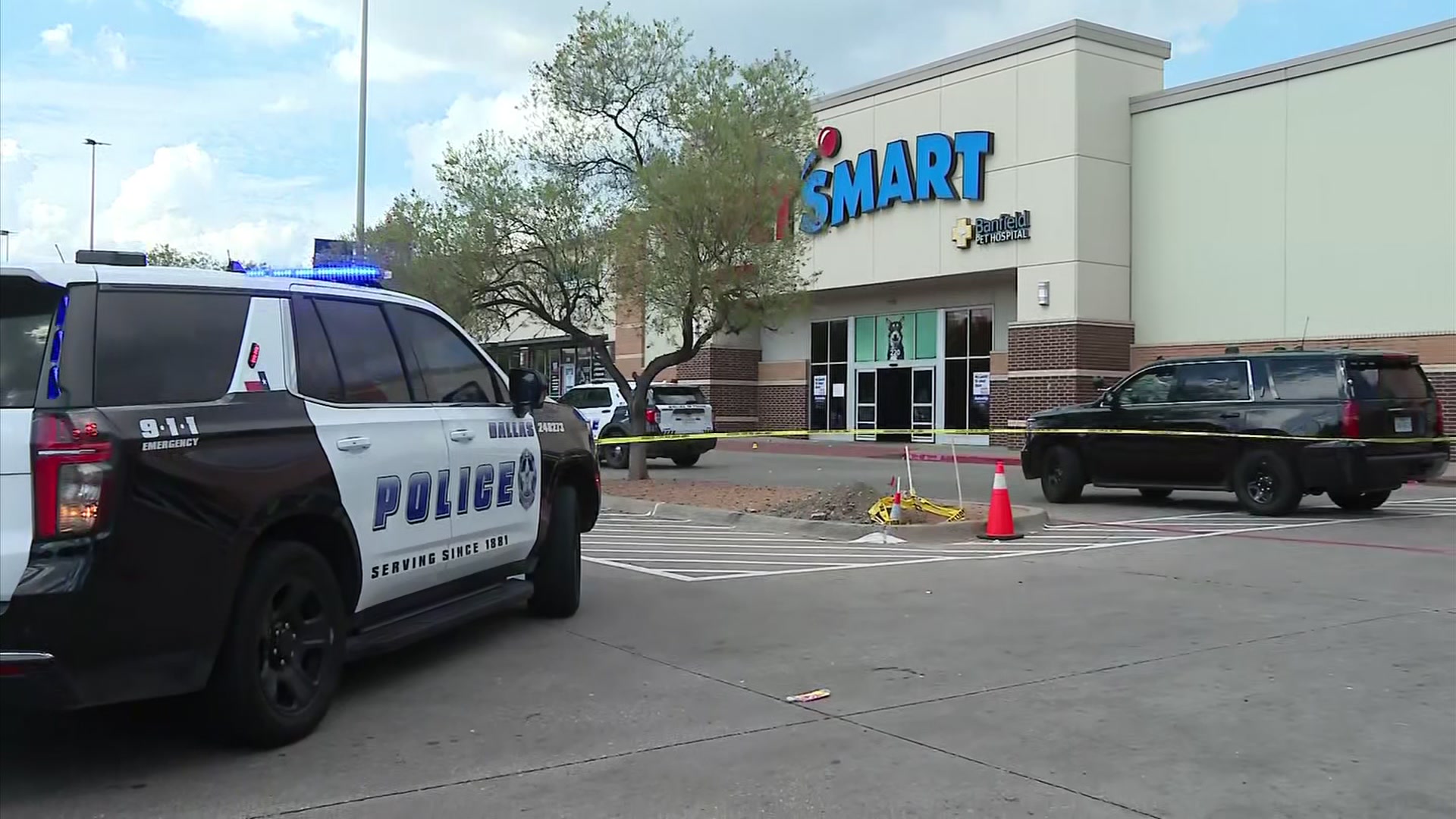 Woman dies after being shot in Dallas shopping center parking lot