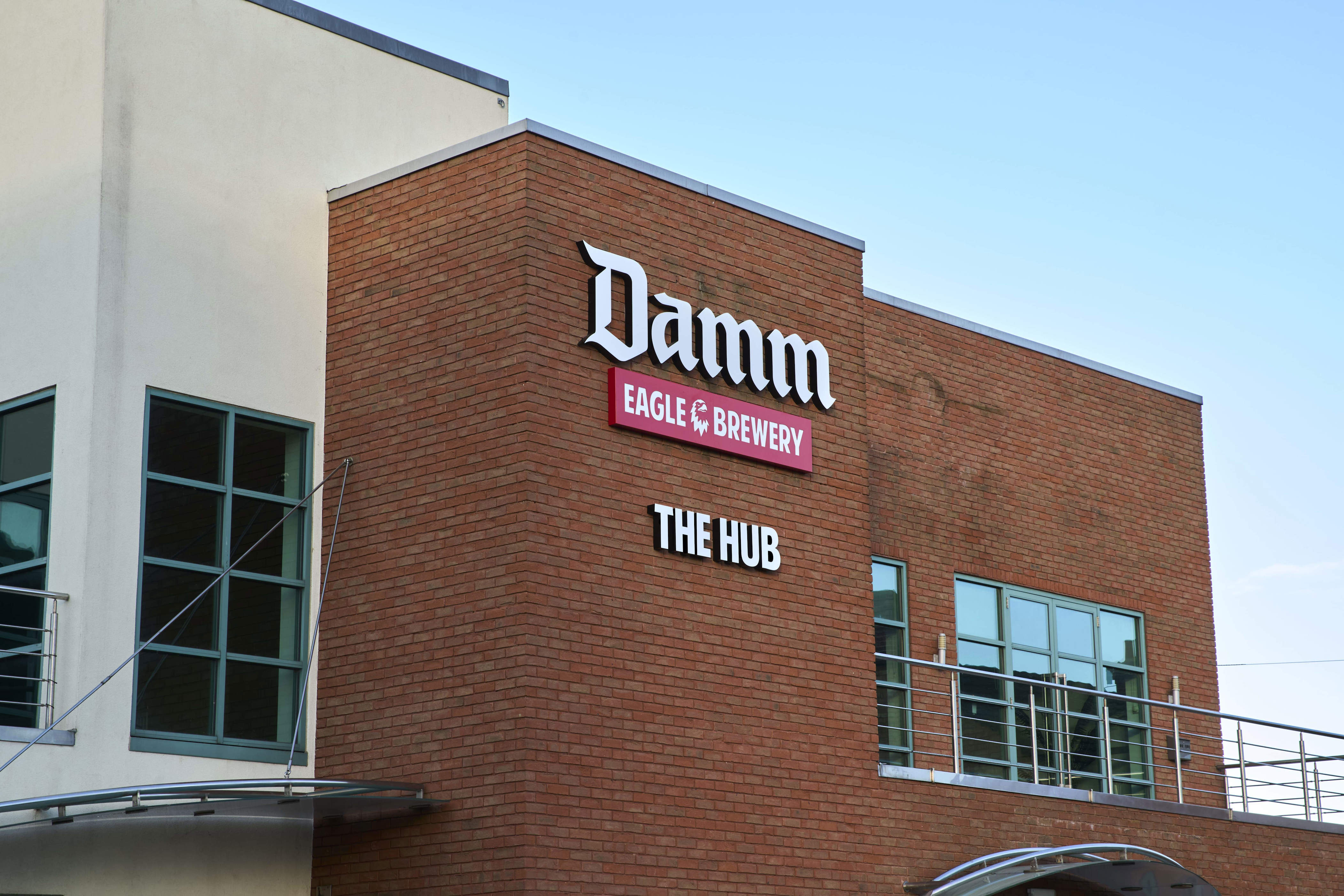 Damm inaugura su primera fábrica en Reino Unido