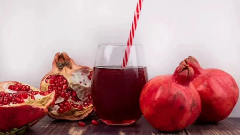 Health Tips - Drinking pomegranate juice on an empty stomach is ...