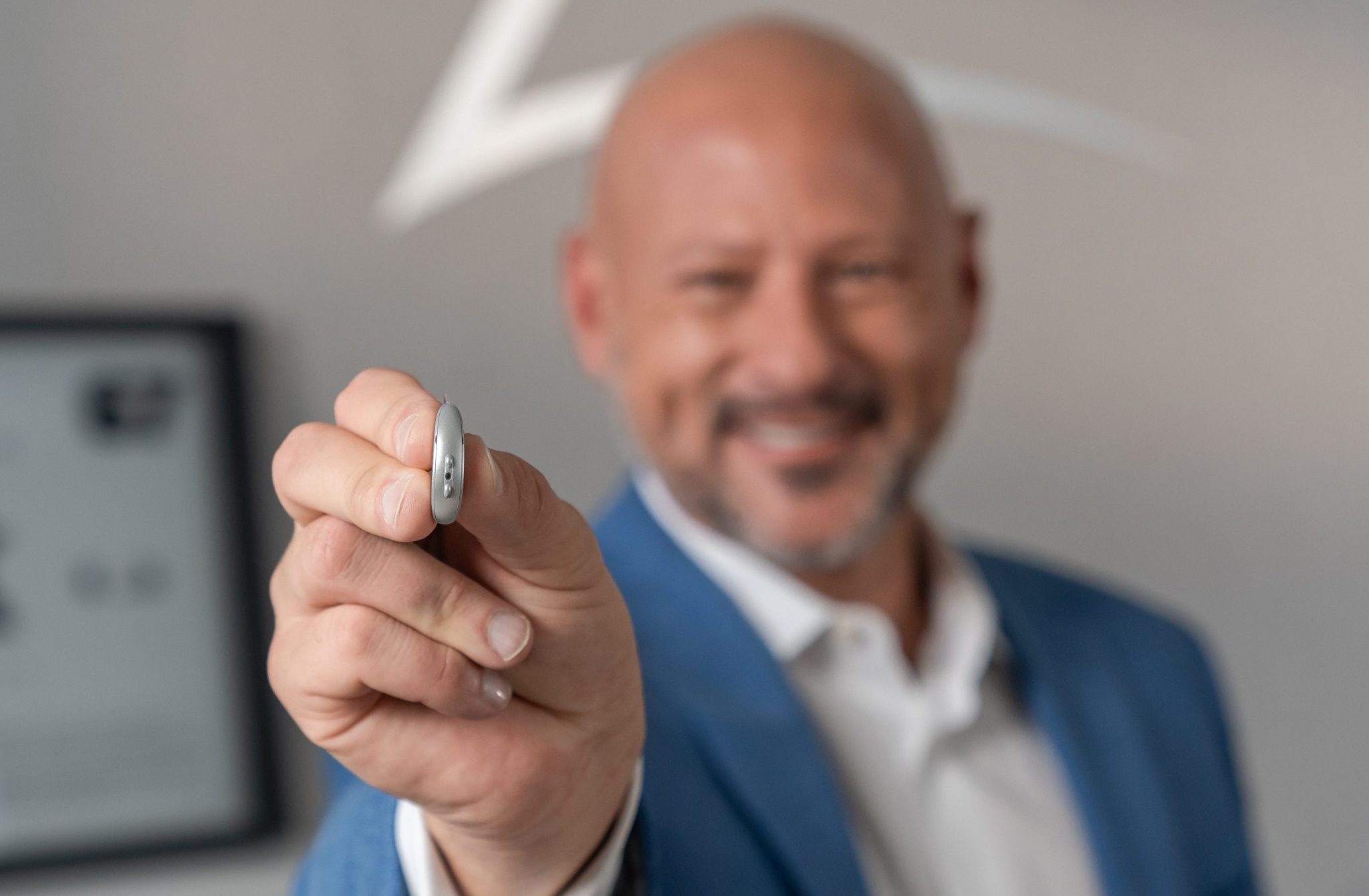 Billion-dollar tech company Starkey unveils a hearing aid with AI ...