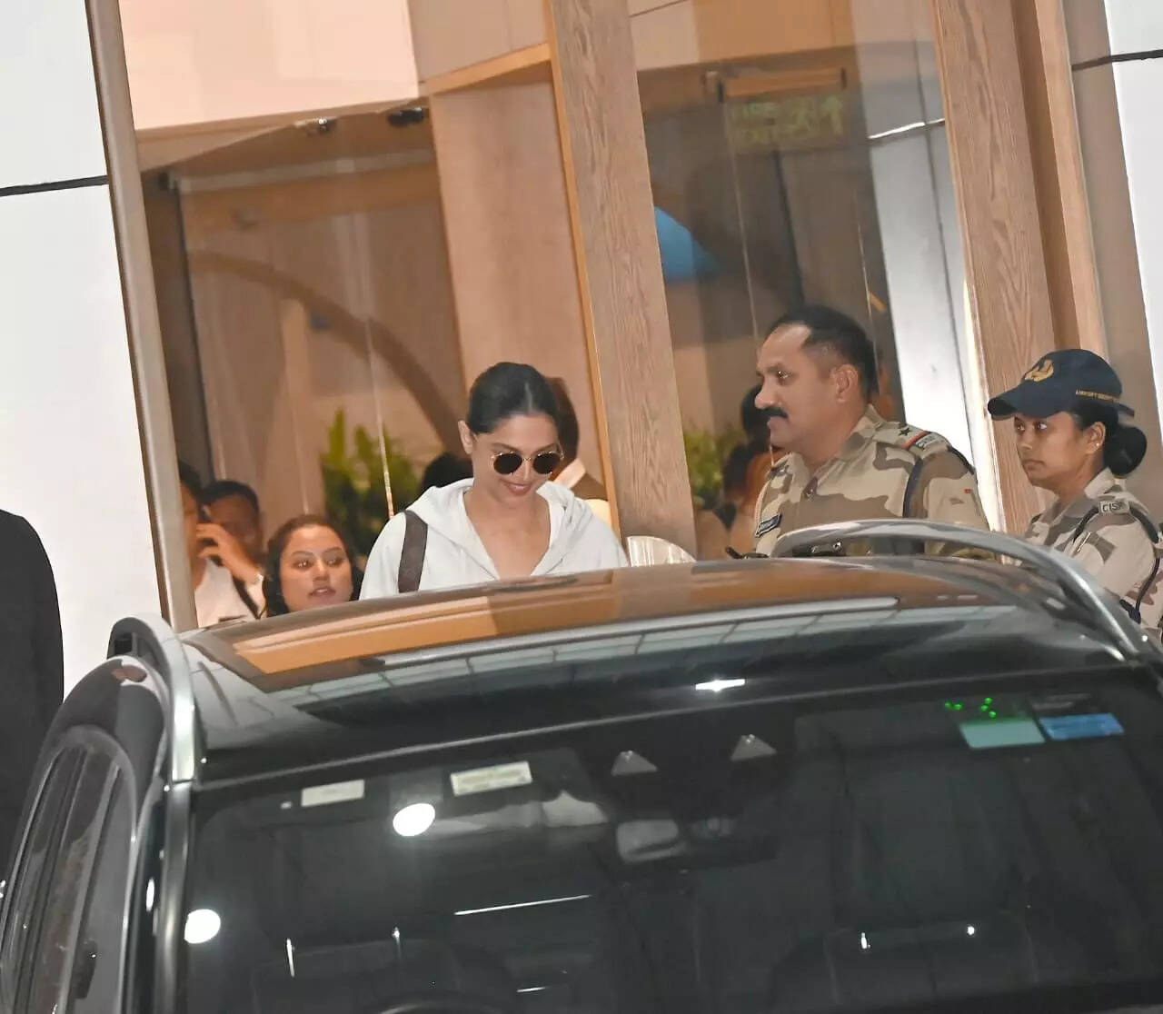 Deepika Padukone returns to Mumbai ahead of Karwa Chauth, flaunts her ...