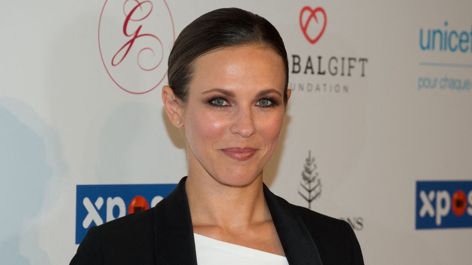 Lorie Pester (43 ans) adopte le carré court ultra-tendance qui rajeunit ...