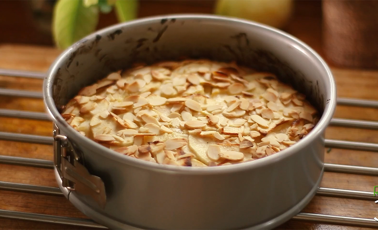I made a layered apple cake that's healthier 🍏