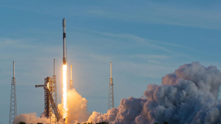 Watch SpaceX launch 24 of Amazon's Project Kuiper internet satellites ...