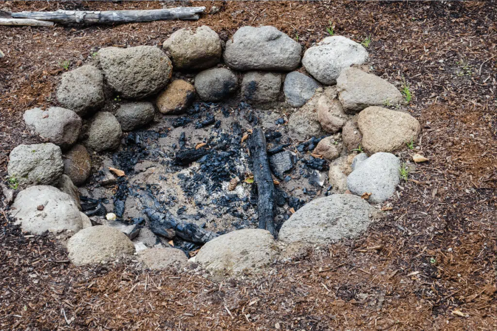 9 cozy backyard fire pit ideas perfect for cool evenings