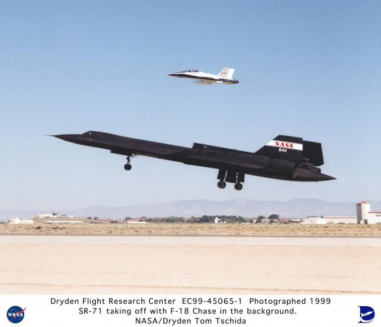 Today in Aviation History: Final Flight of the SR-71 Blackbird
