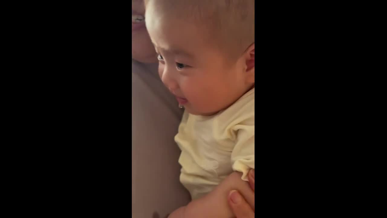 Baby adorably drools over hot pot food in Liaoning, China