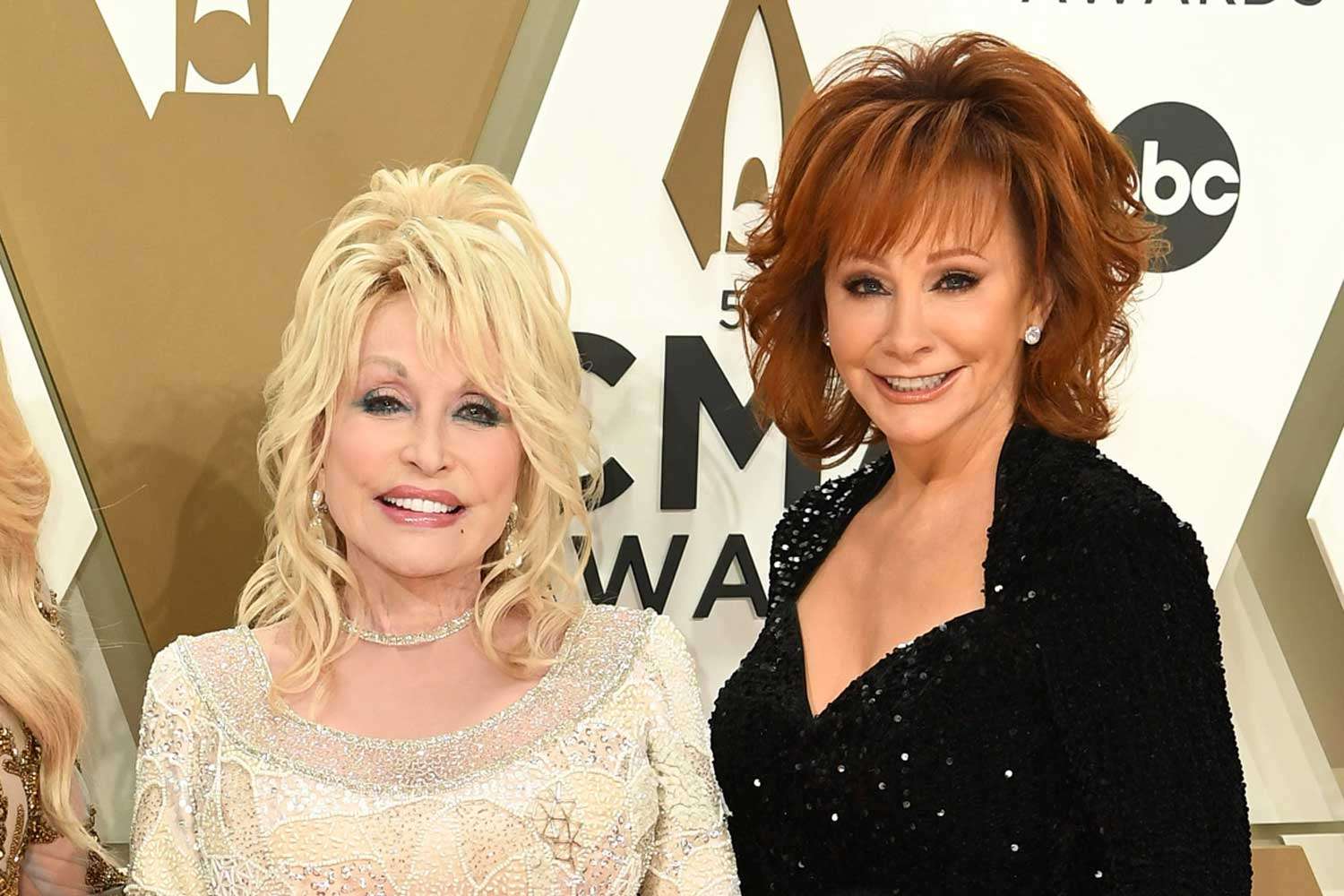 Reba McEntire slams 'AI mess' in support of fellow country legend Dolly ...