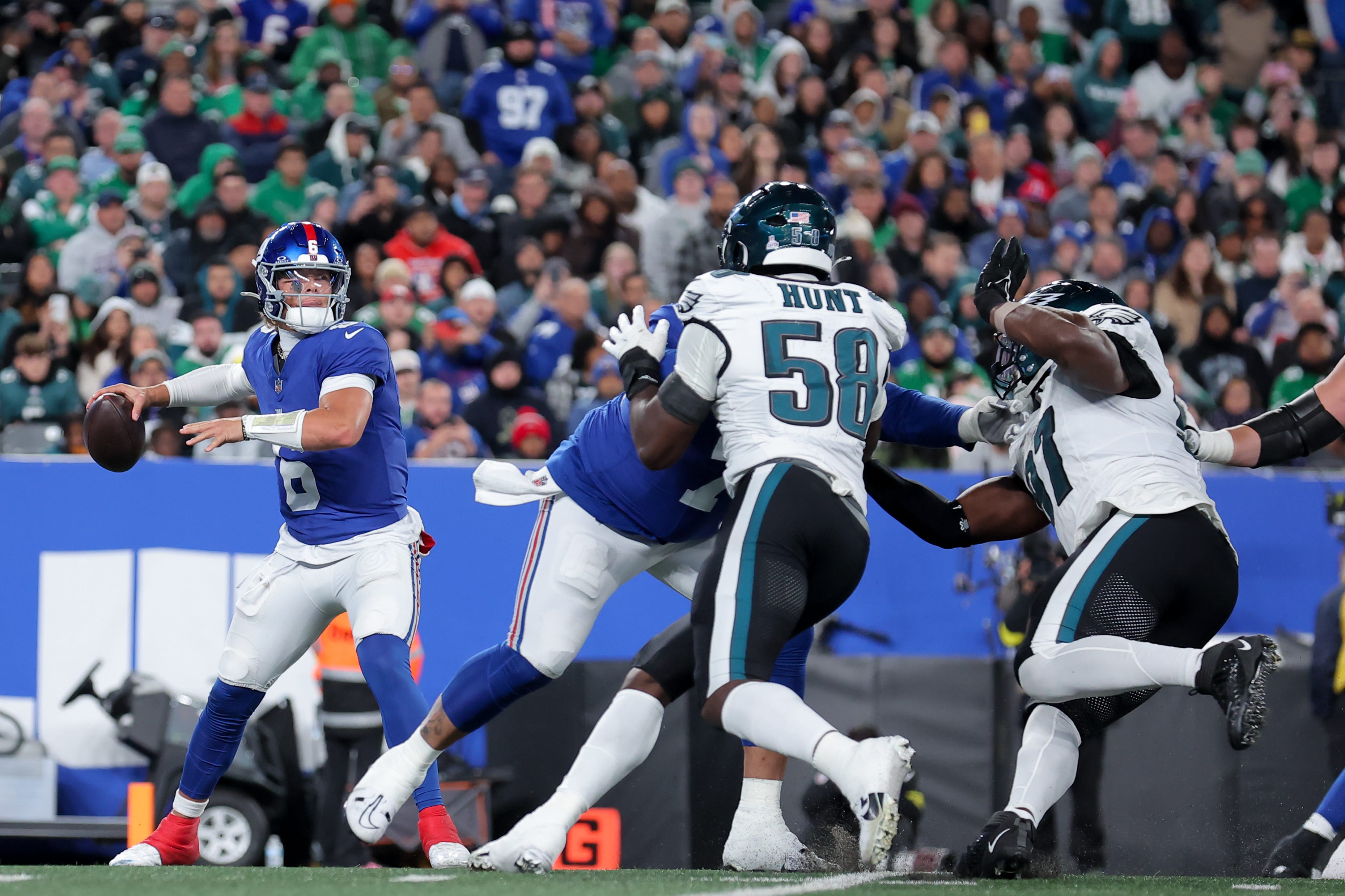 Jaxson Dart briefly exits Giants game vs Eagles, clears concussion ...