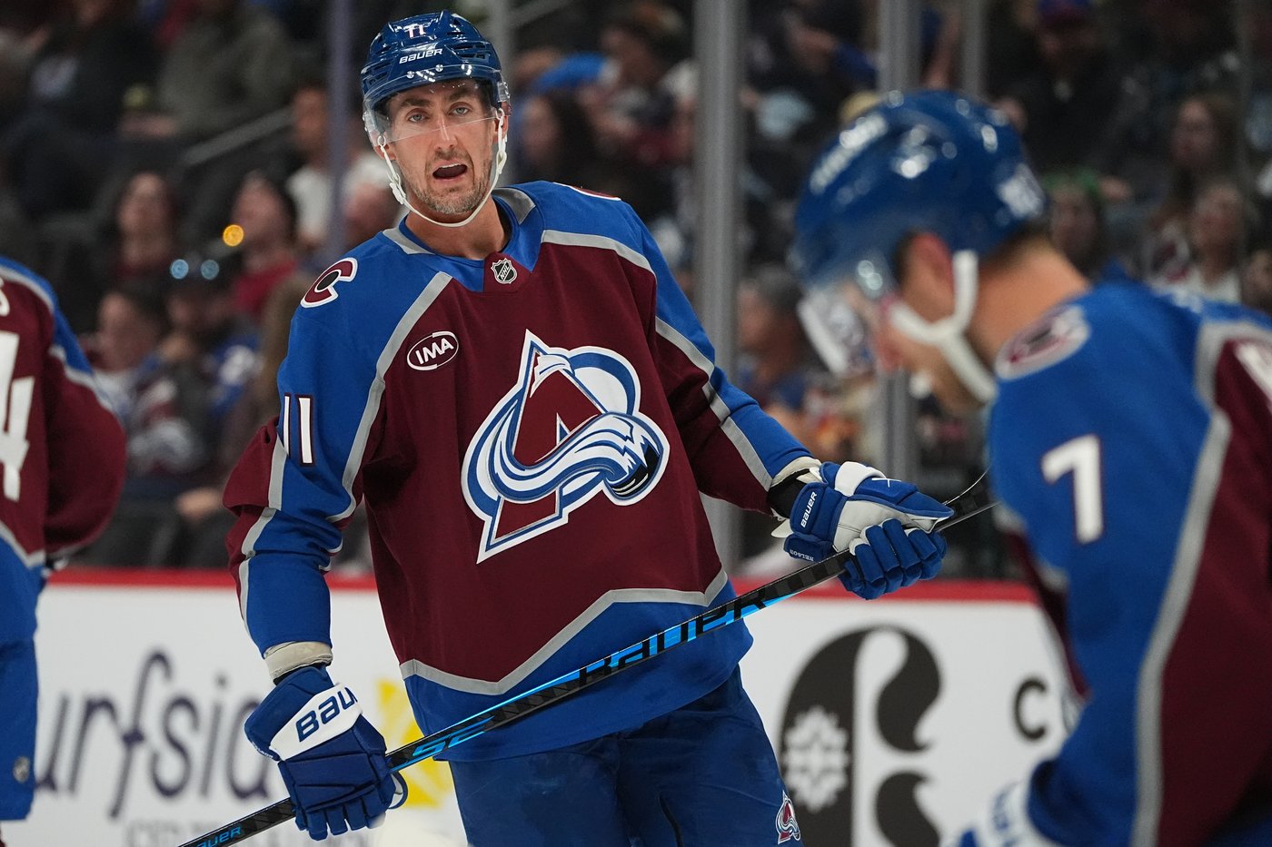 MacKinnon scores go-ahead goal early in 3rd, Avalanche beat Mammoth 2-1 ...
