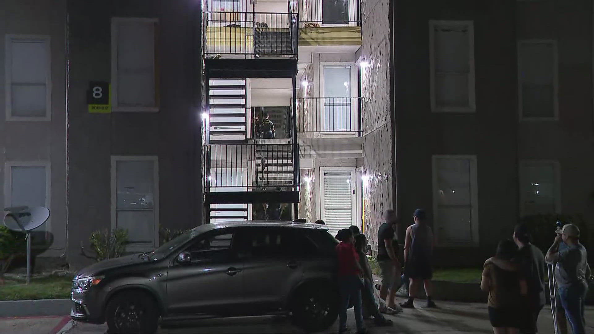 Standoff reported at Sharpstown apartment complex
